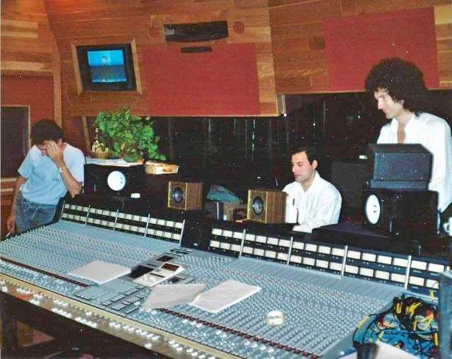 From Harpsichord to Synthesizer and beyond: an introduction to Queen ...